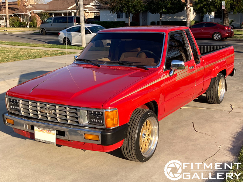Lowered 86 Toyota Pickup