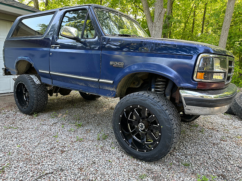 1995 Ford Bronco - 20x12 Moto Metal Wheels LT33x12.50R20 Nitto Tires