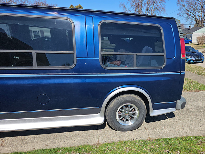2000 GMC Savana 1500 - 15x8 Vision Wheels 235/75R15 Hankook Tires