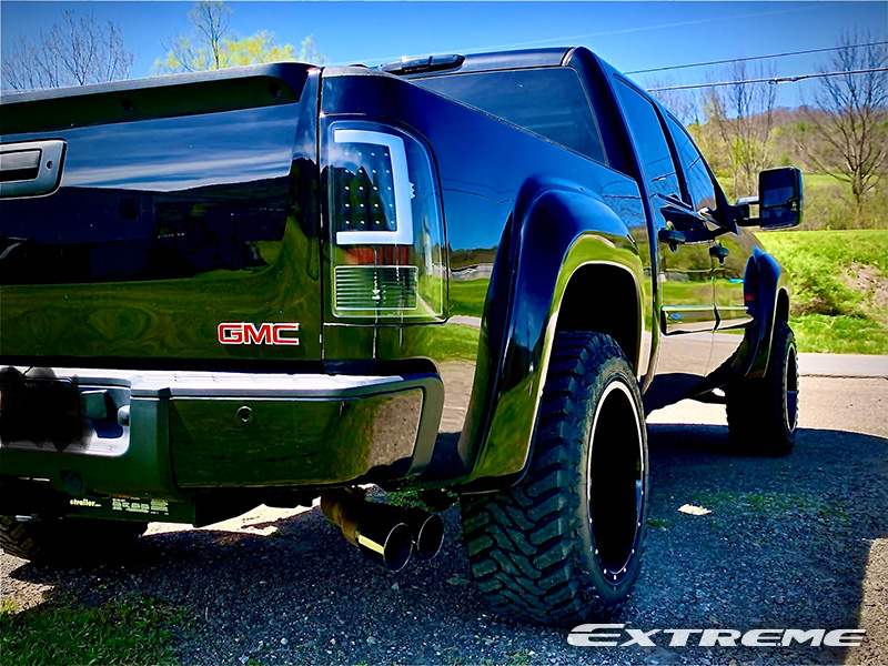 2009 GMC Sierra - 20x12 Moto Metal Wheels LT33x12.5R20 Atturo Tires