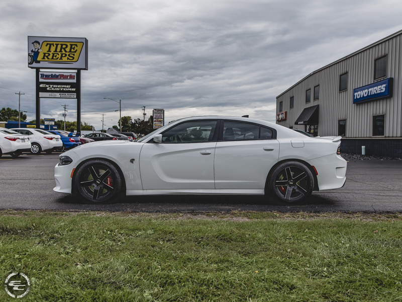 2015 Dodge Charger - Staggered Fondmetal Wheels