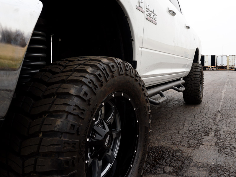 2016 Ram 2500 - 18x10 Moto Metal Wheels Rough Country 5-inch suspension ...