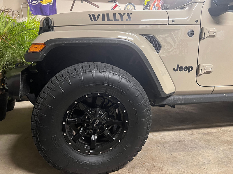 2022 Jeep Gladiator - 17x9 Moto Metal Wheels 35x12.50R17 Nitto Tires